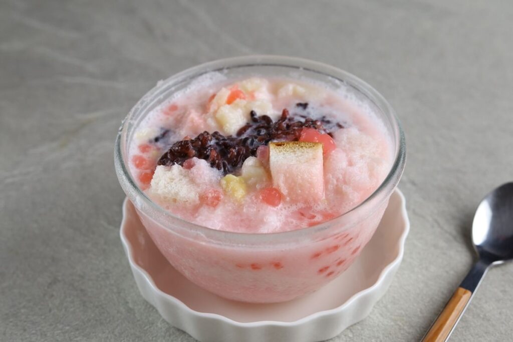 Es Doger: Minuman Penutup Menyegarkan dari Santan dan Buah